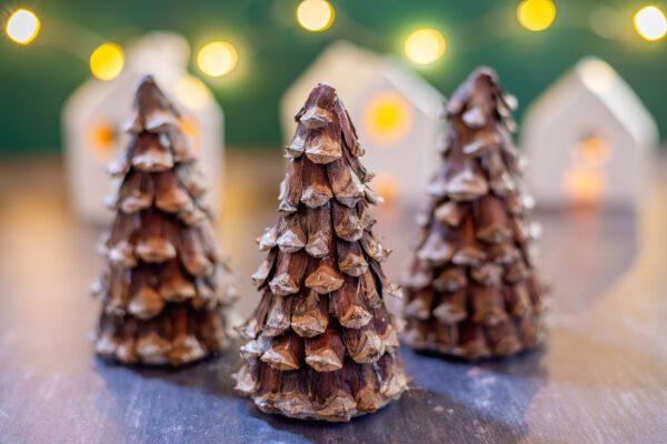 These Rustic DIY Pine Cone Christmas Trees Are So Easy To Make ...