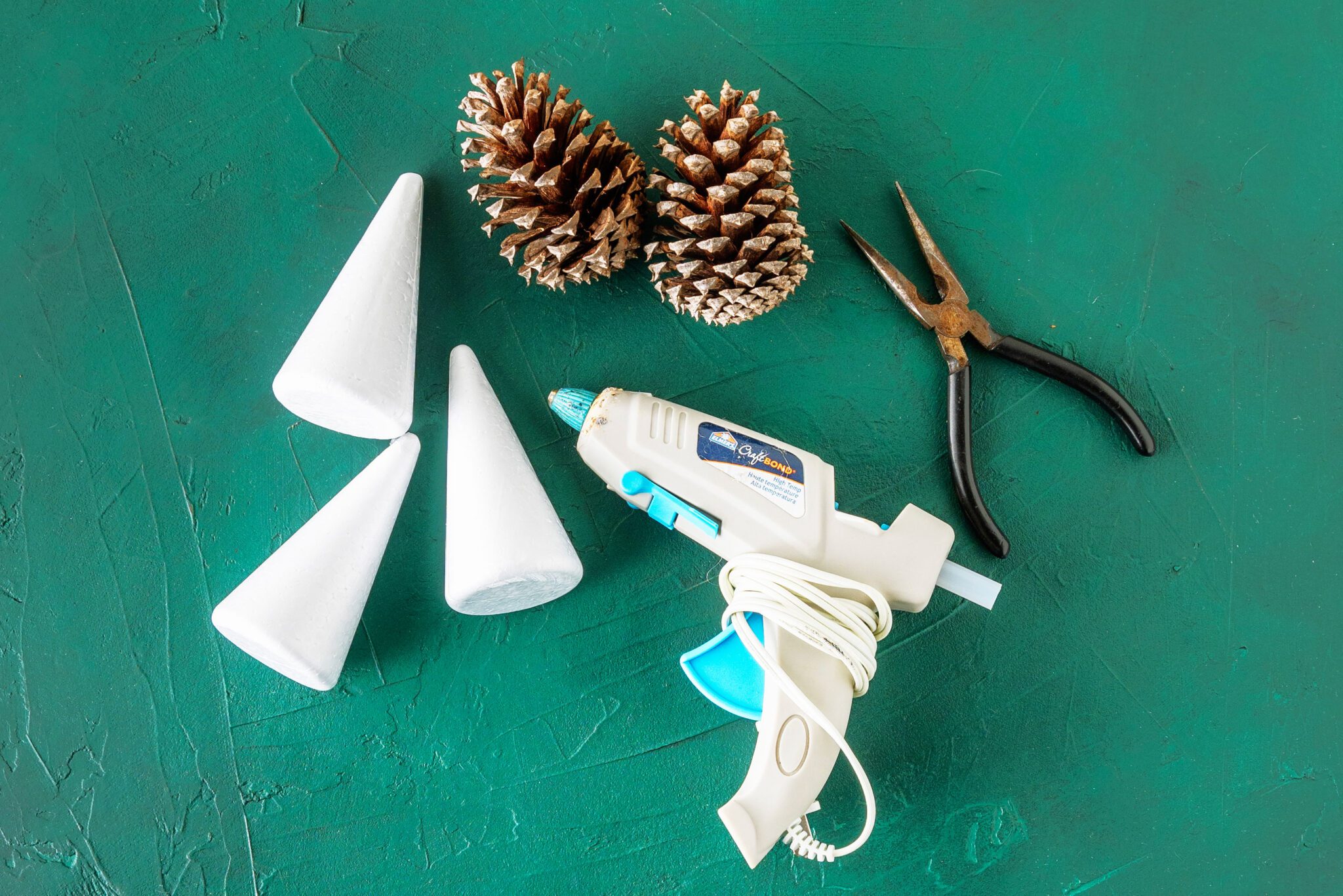 These Rustic DIY Pine Cone Christmas Trees Are So Easy To Make ...